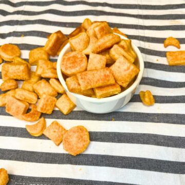 Easy Light and Crispy Cheese Crackers - Flour and Filigree
