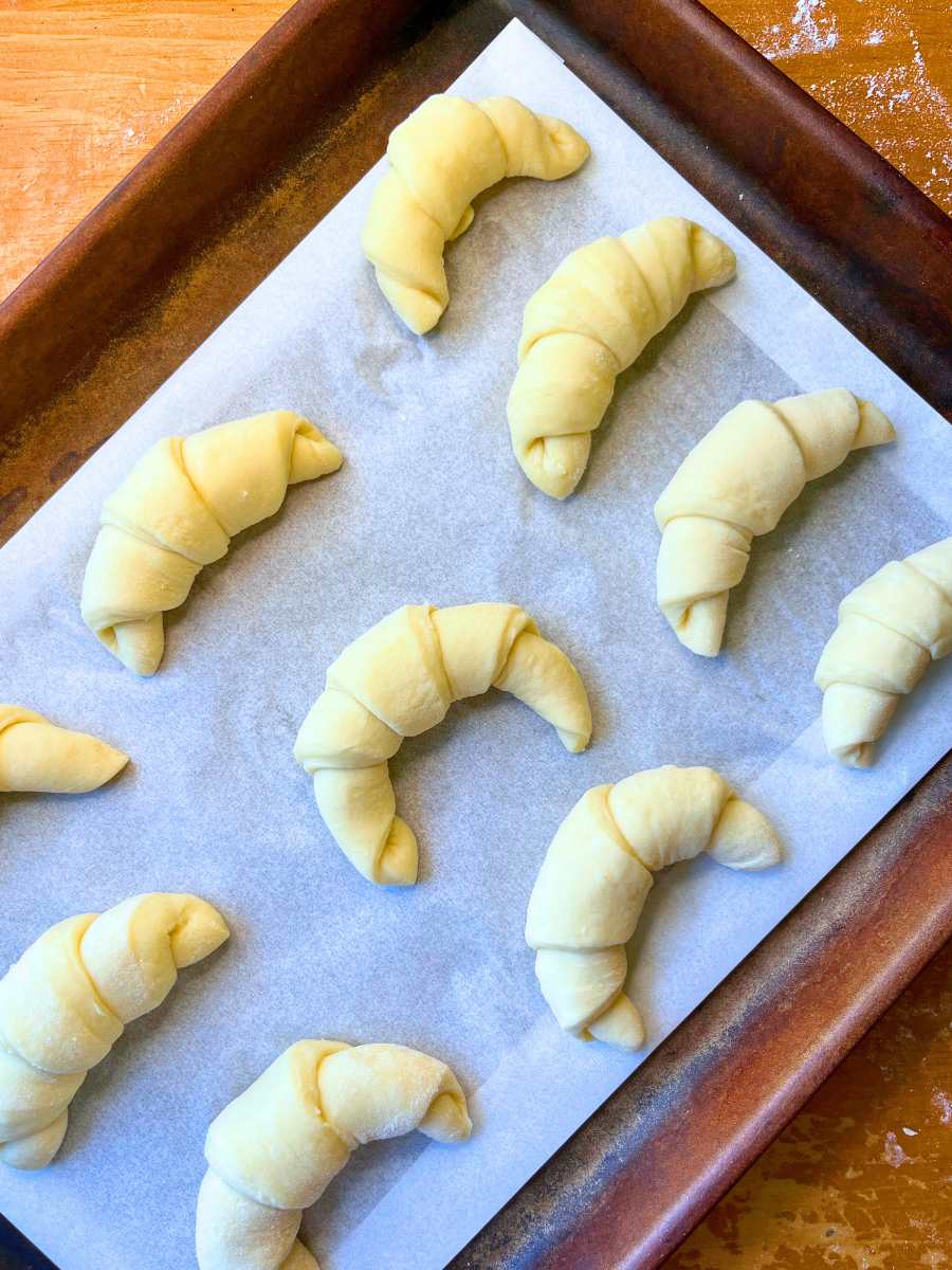How to Make Soft & Buttery Homemade Crescent Rolls || Easy Recipe ...