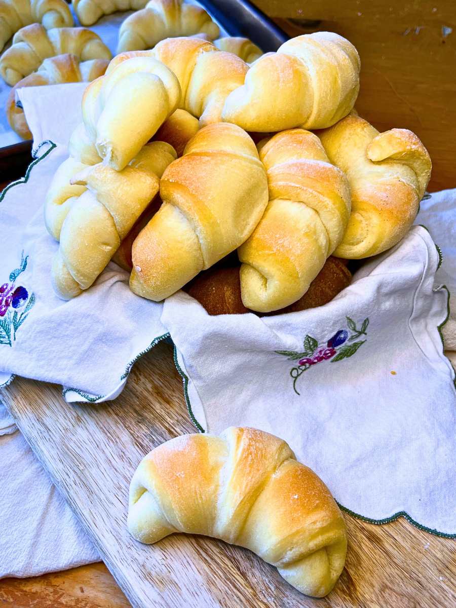 How to Make Soft & Buttery Homemade Crescent Rolls || Easy Recipe ...