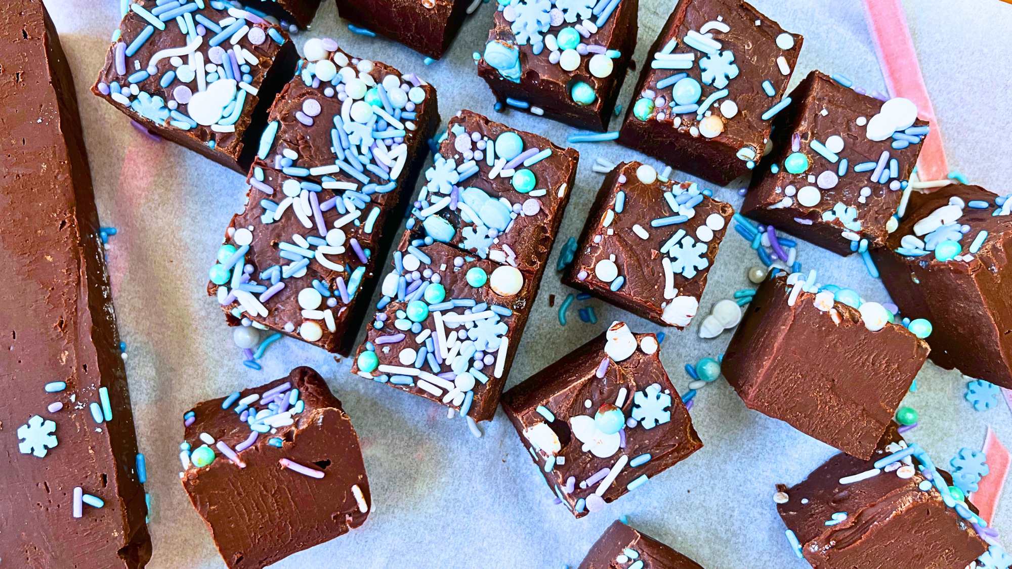 Quick & Easy Mint Chocolate Christmas Fudge || No-Fail Holiday Treat ...